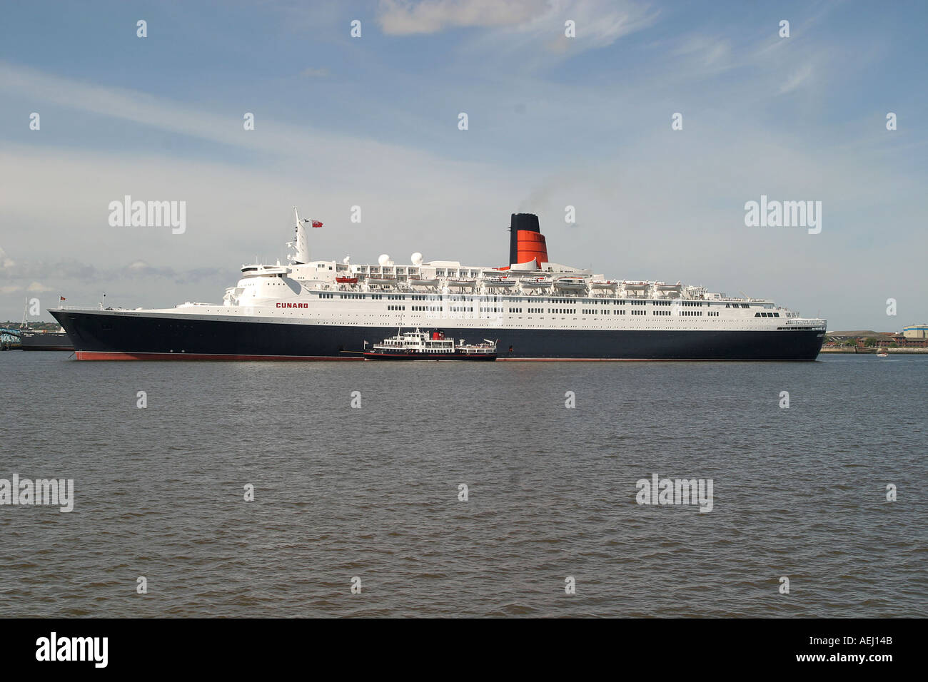 The Queen Elizabeth II cruise ship photographed on the River Mersey ...