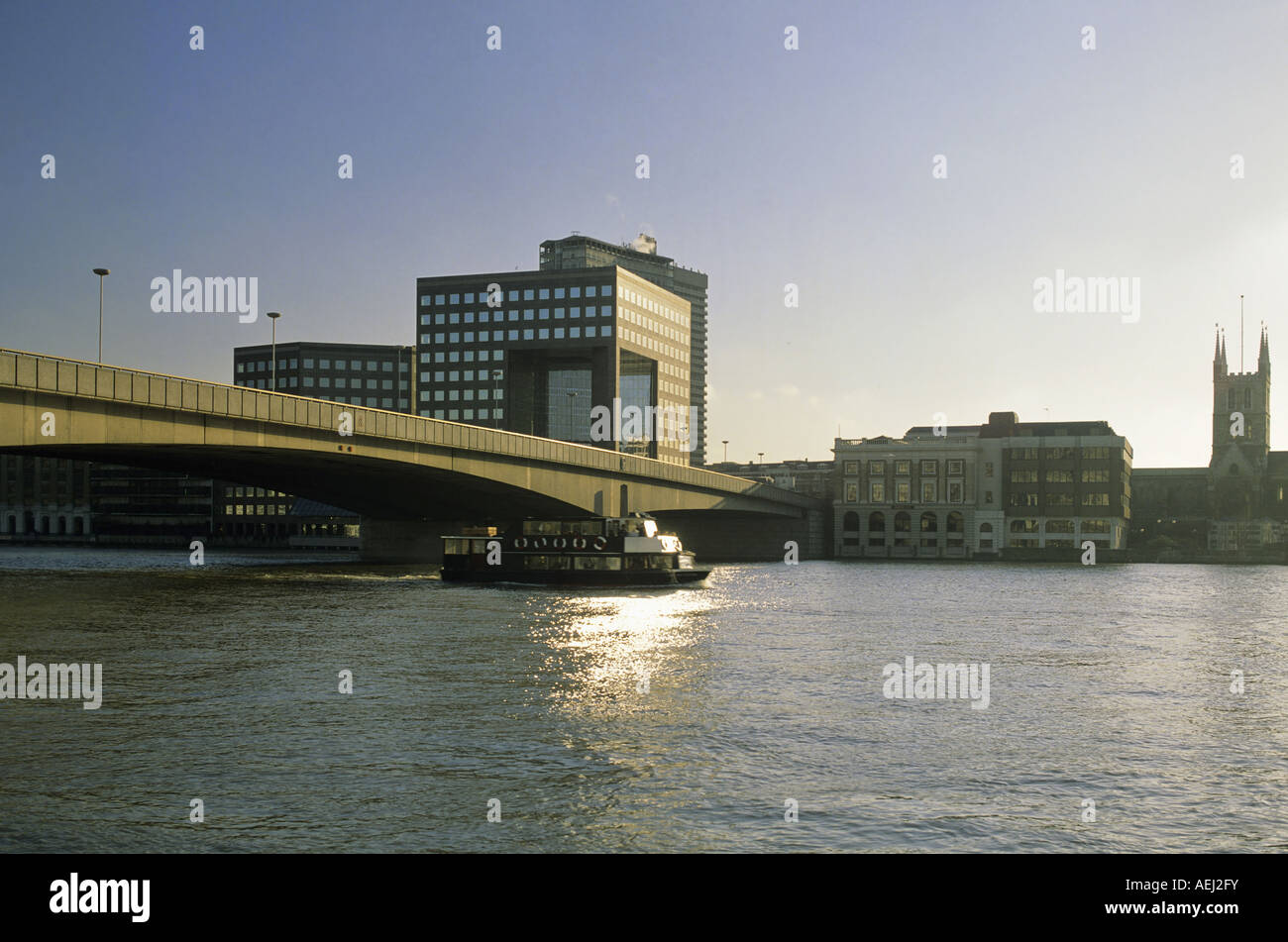 london bridge the river thames no 1 london bridge building Stock Photo ...