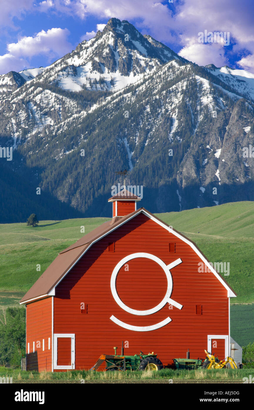 Barn with Wallow Mountains Oregon Stock Photo - Alamy