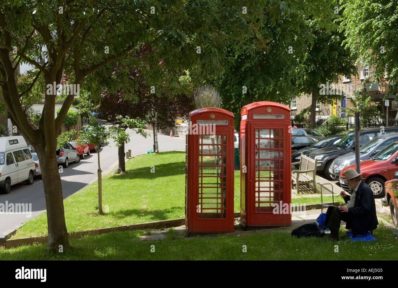 Flask walk Hampstead village London. An older artist painting in the ...