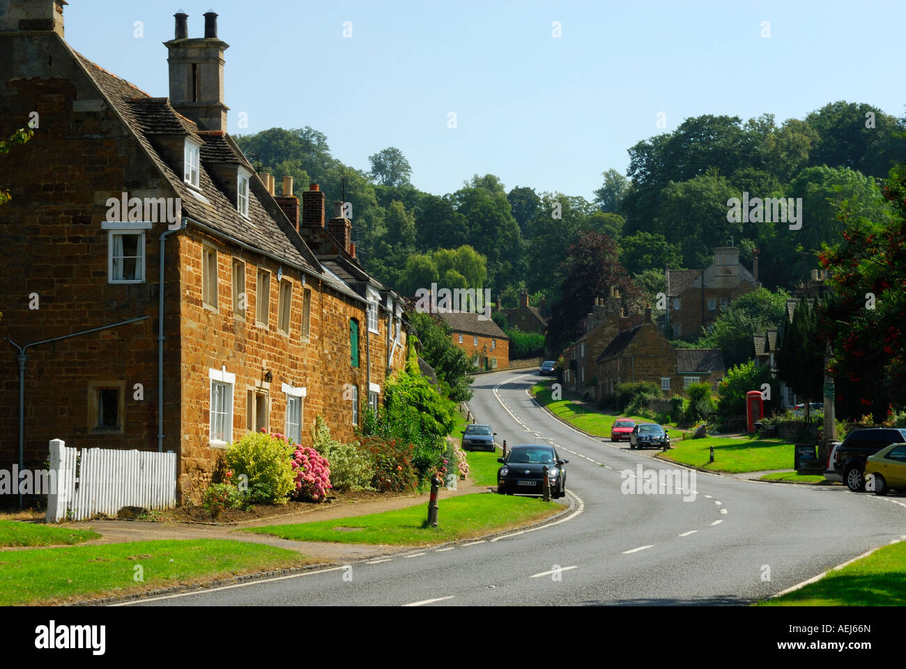 Cottages beside the steep hill through Rockingham village near Corby ...
