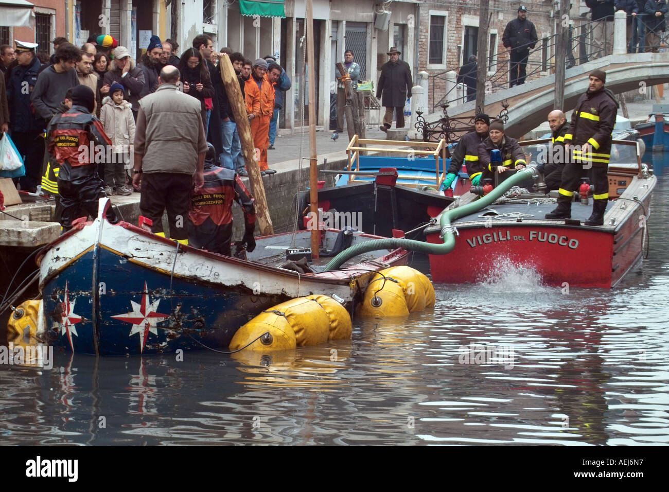 Sunk canal boat hi-res stock photography and images - Alamy