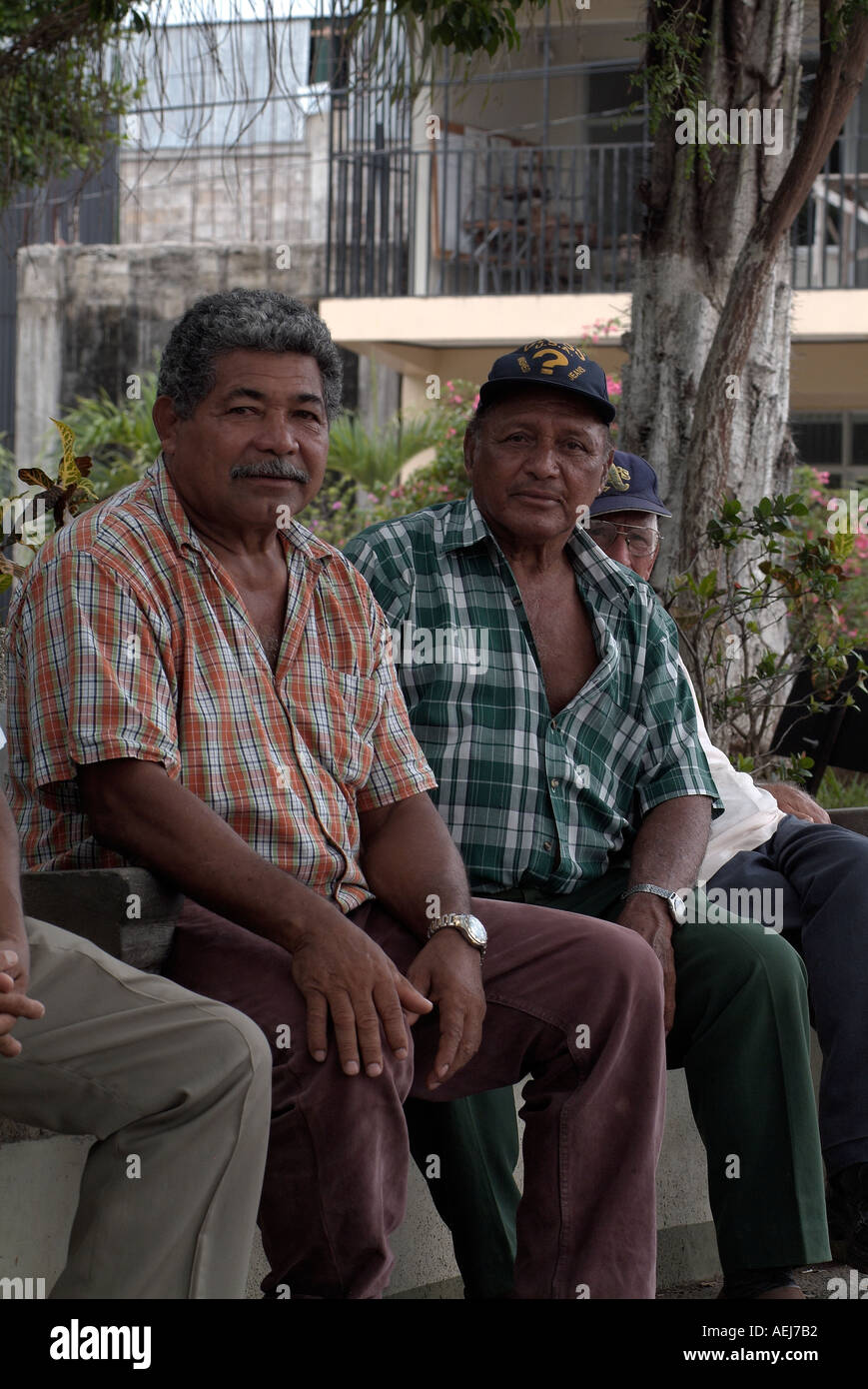 Black and white of men on a bench hi-res stock photography and images ...