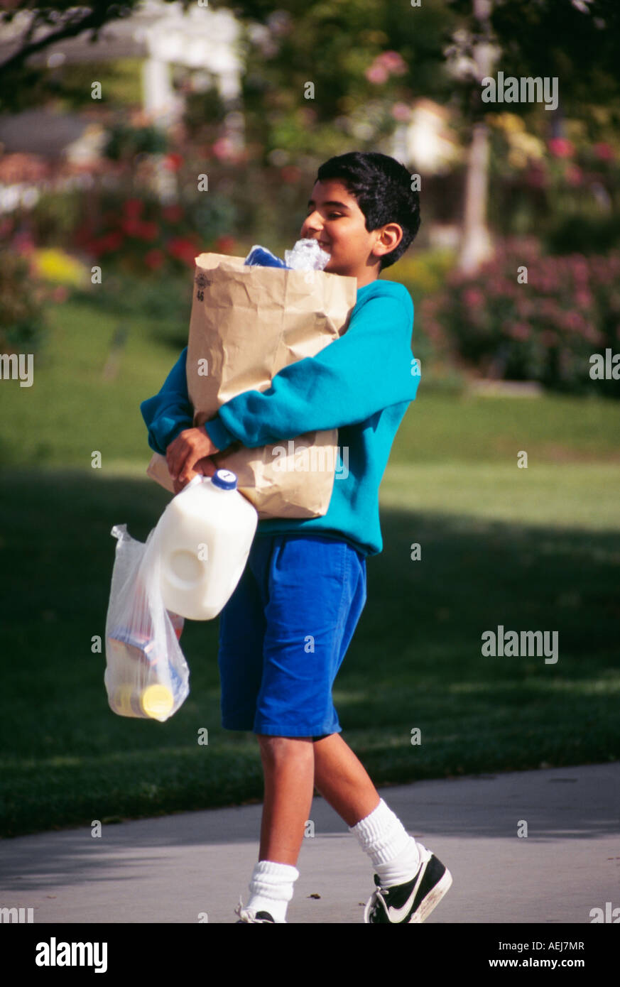 Help carry groceries hi-res stock photography and images - Alamy