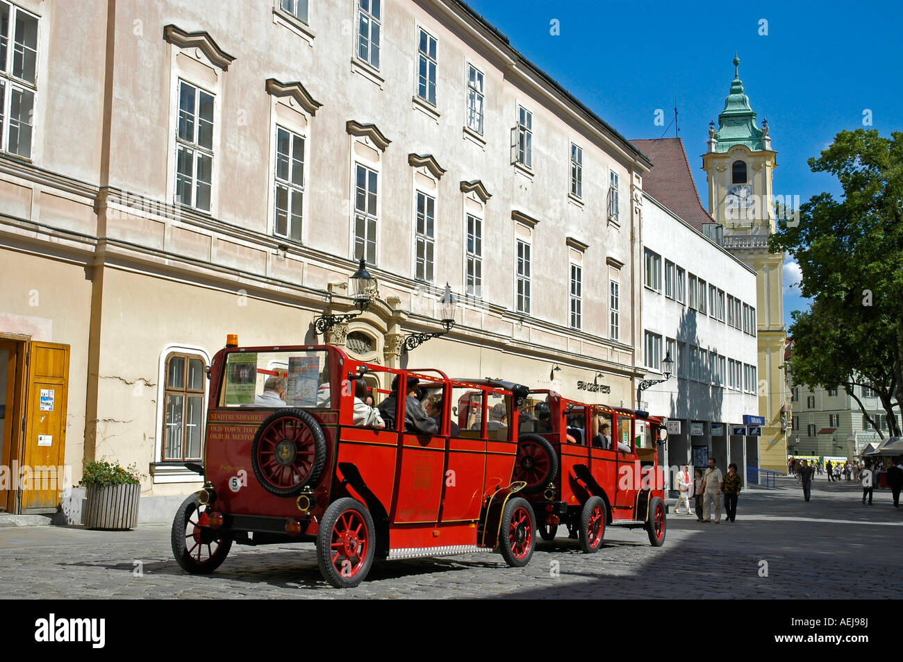Historischer roter bus hi-res stock photography and images - Alamy