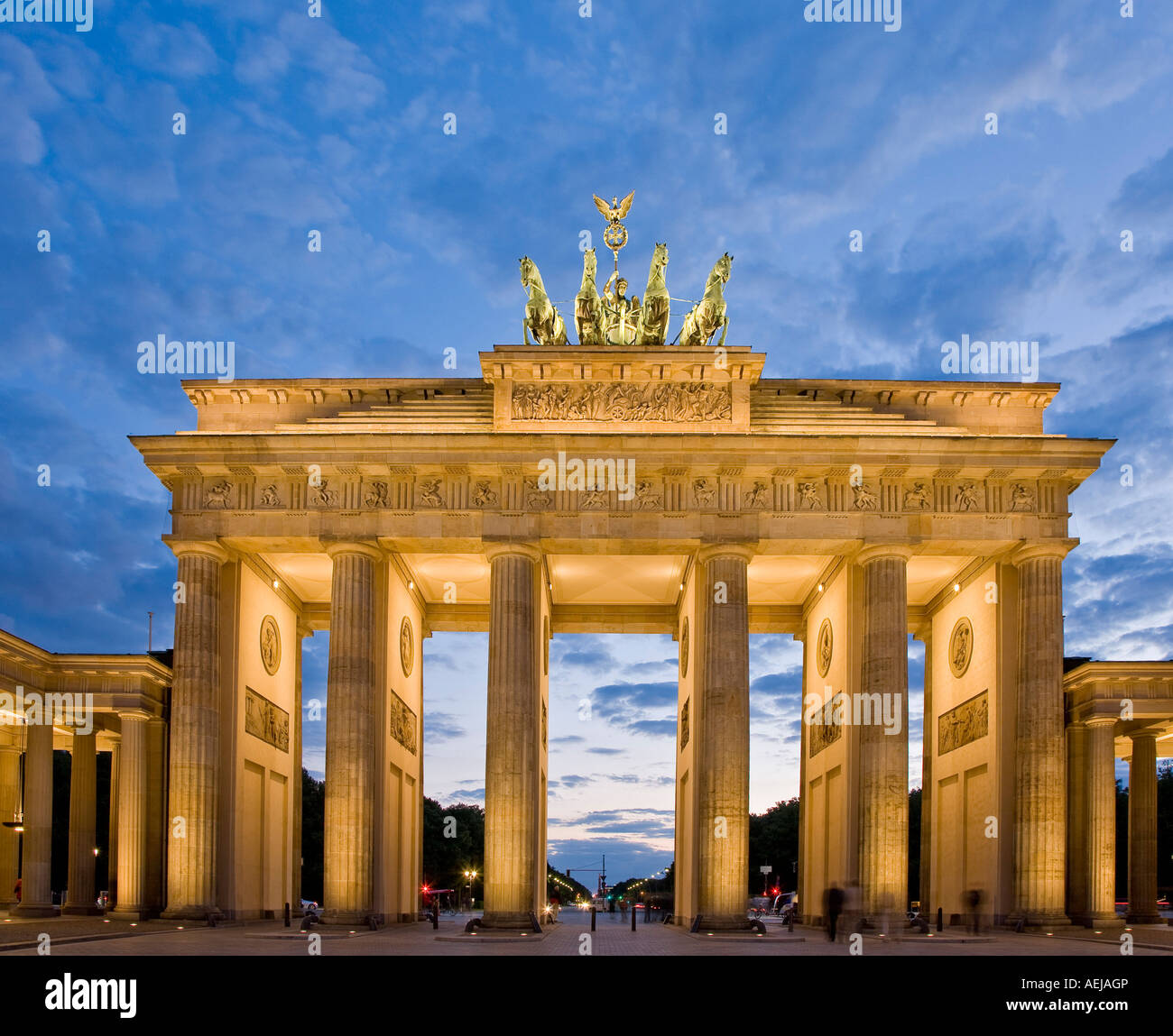 Lighted brandenburger tor hi-res stock photography and images - Alamy