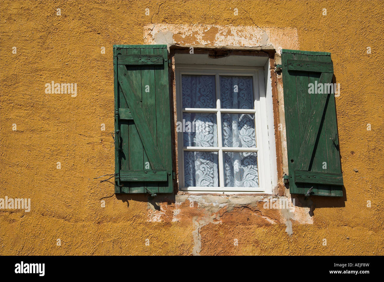 Window in Roussillion/Provence/France Stock Photo - Alamy