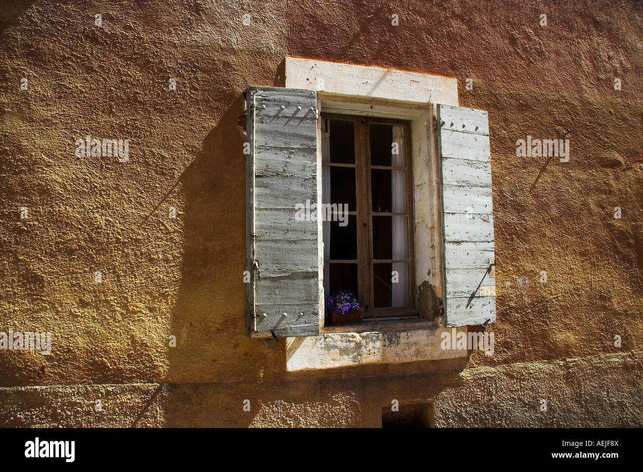 Window in Roussillion/Provence/France Stock Photo - Alamy
