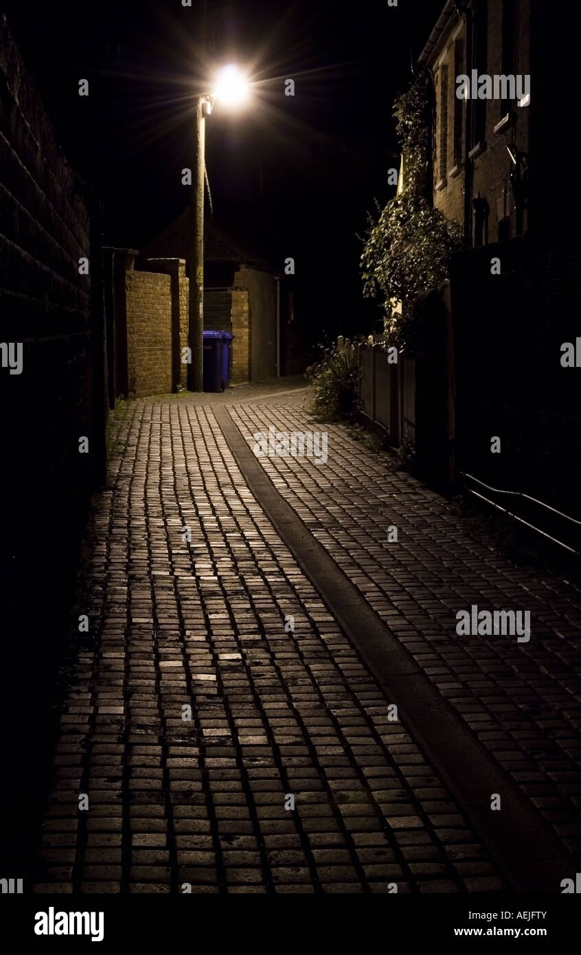 Dark alleyway hi-res stock photography and images - Alamy