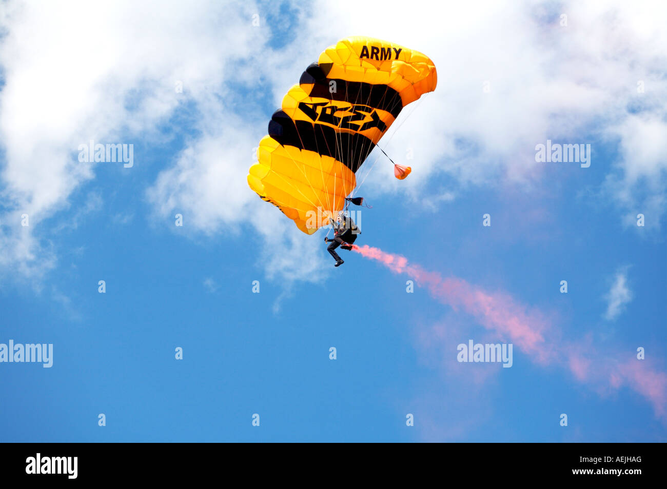 Free fall parachute demonstration hi-res stock photography and images ...