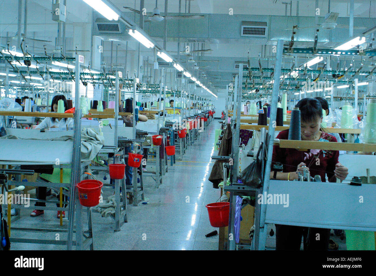 China textiles factory hi-res stock photography and images - Alamy