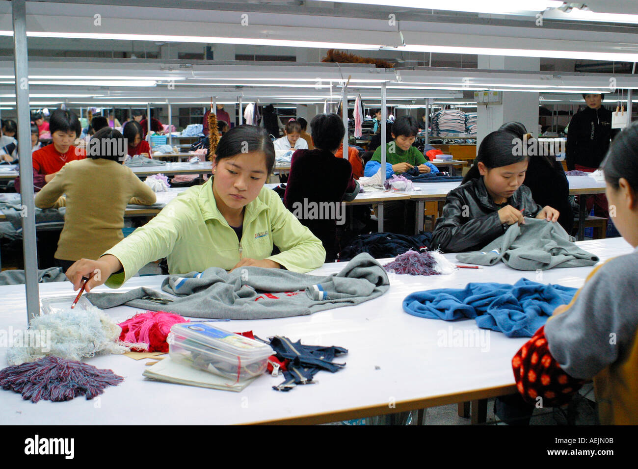 China textiles factory hi-res stock photography and images - Alamy