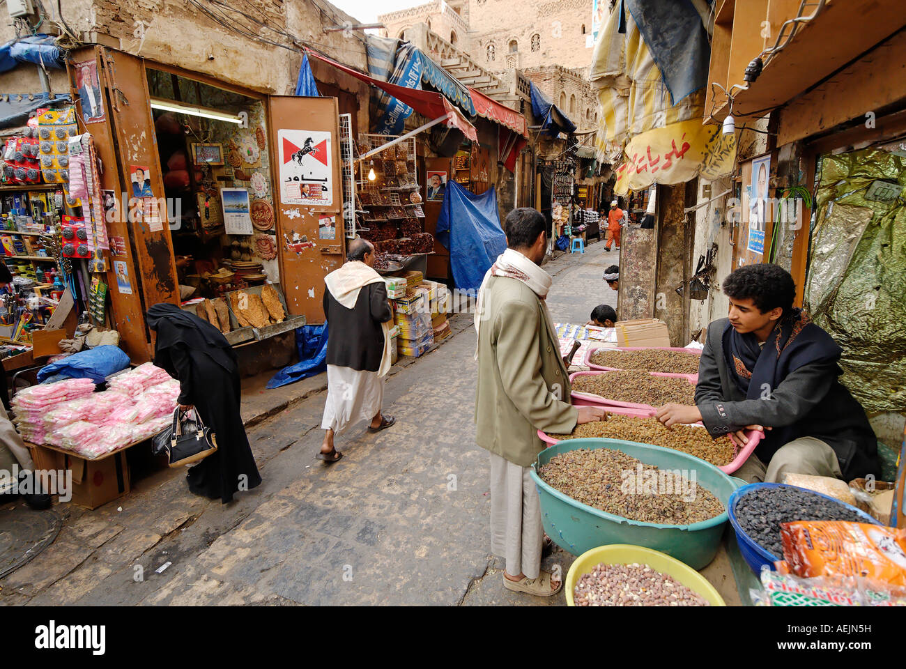 General store in the souk of Sanaa, Yemen Stock Photo - Alamy