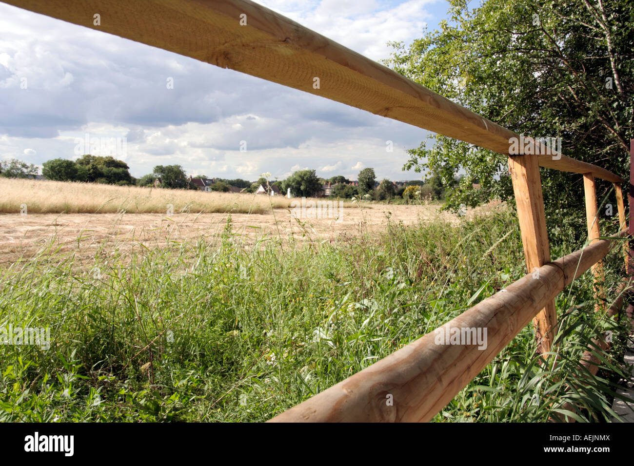 Field barrier hi-res stock photography and images - Alamy