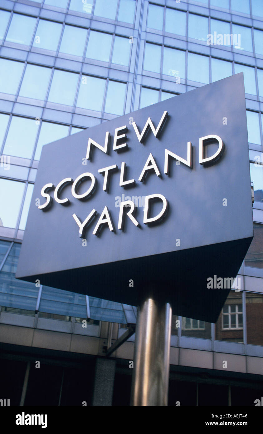 New scotland yard sign hi-res stock photography and images - Alamy