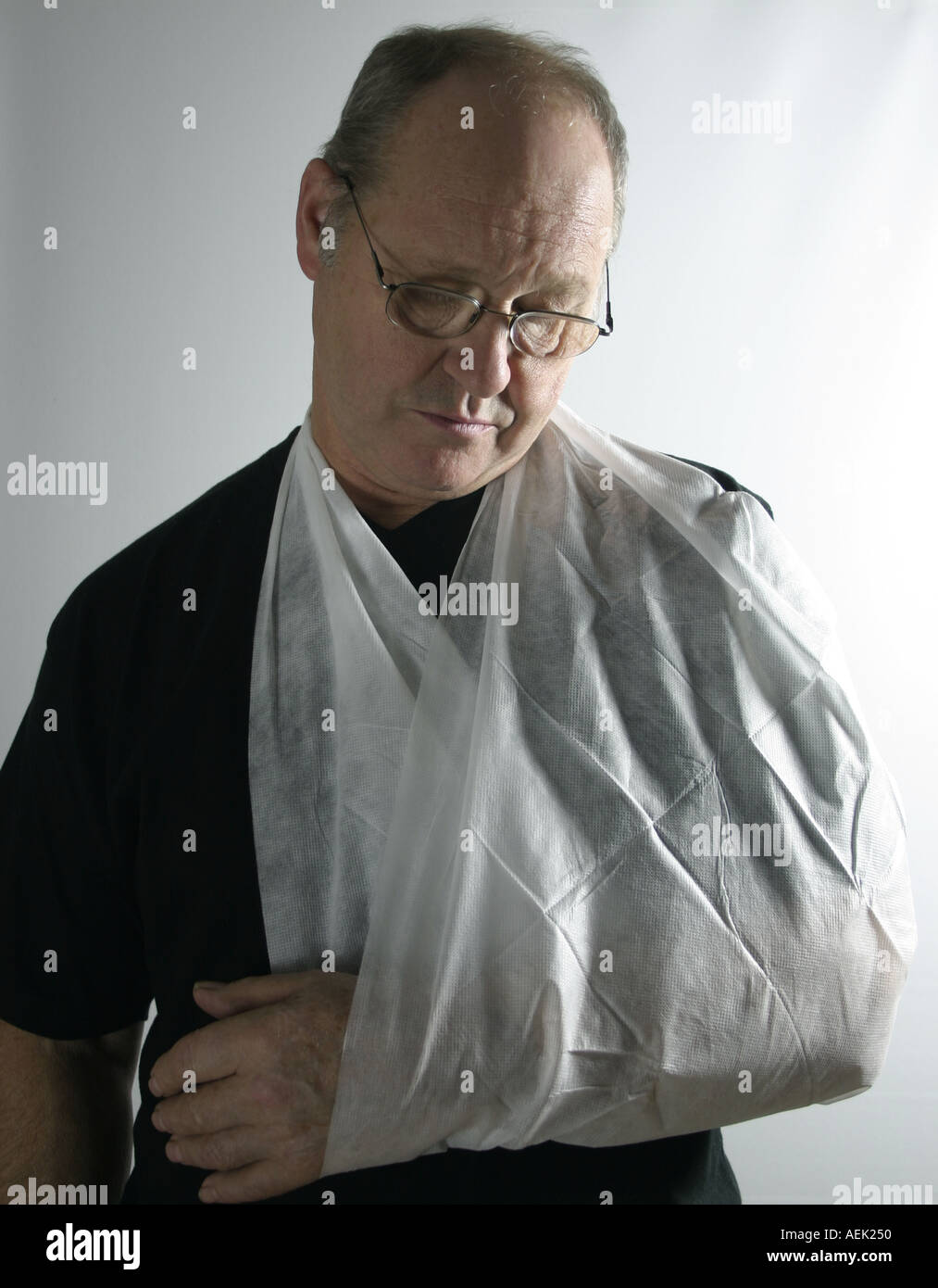 Man with arm sling hi-res stock photography and images - Alamy