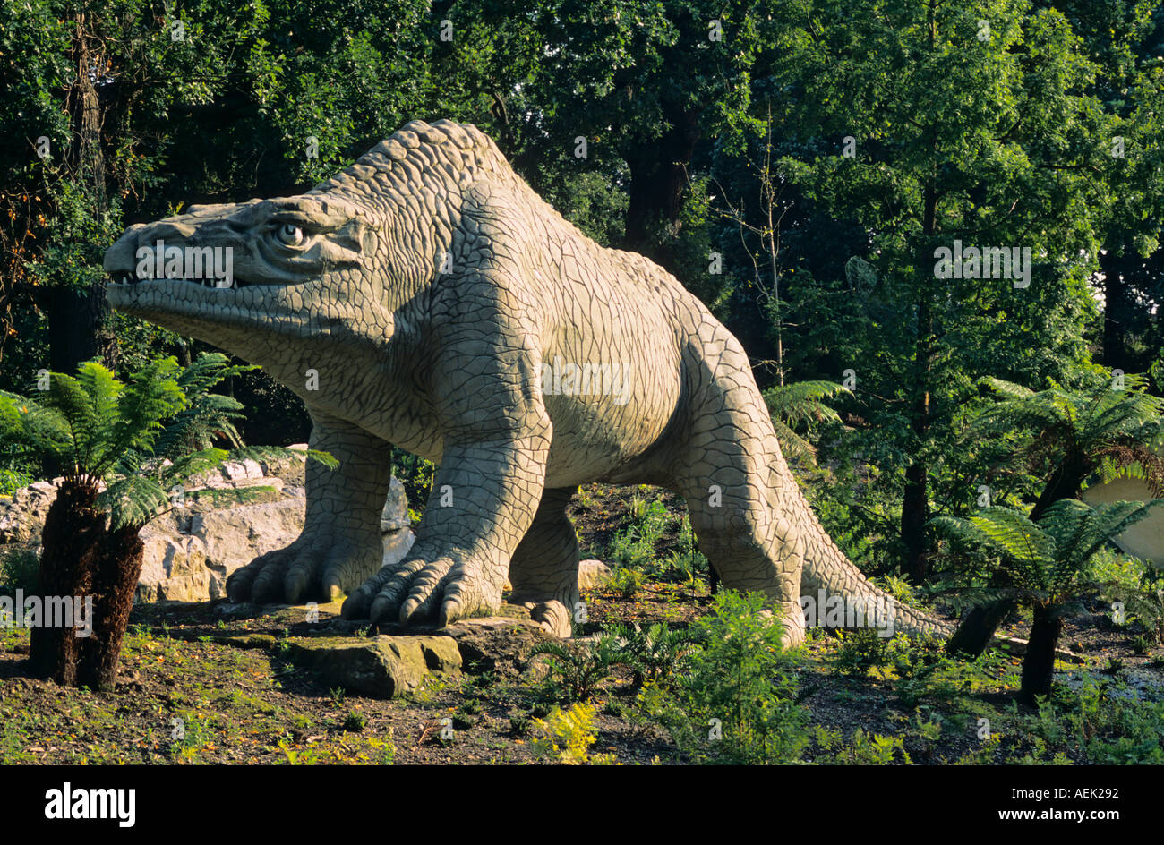 Megalosaurus dinosaur model at Crystal Palace Park. The first dinosaur ...