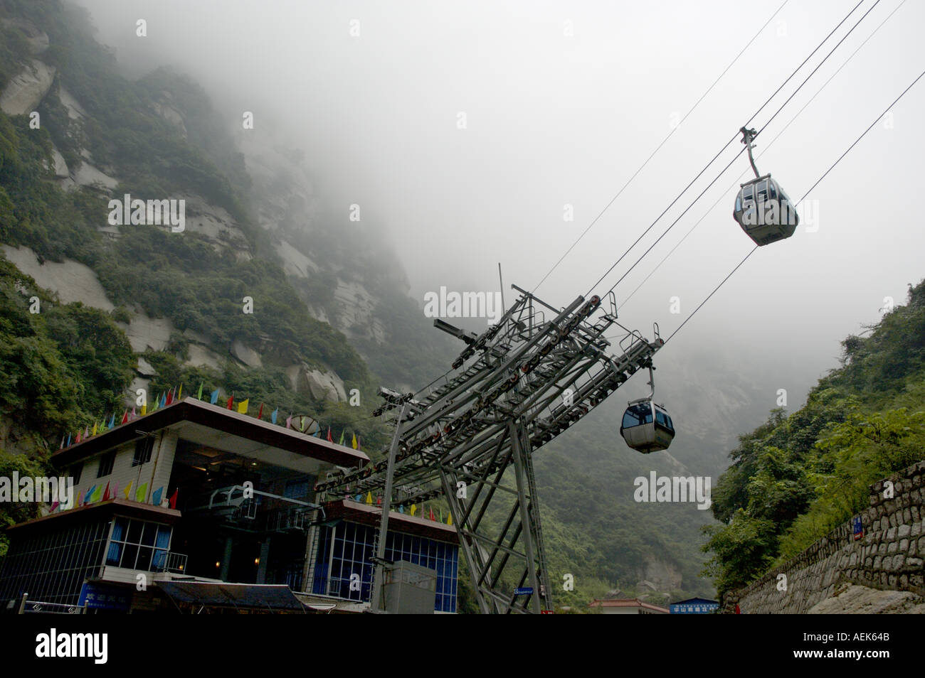 Overhead cable cars mountains cable hi-res stock photography and images ...