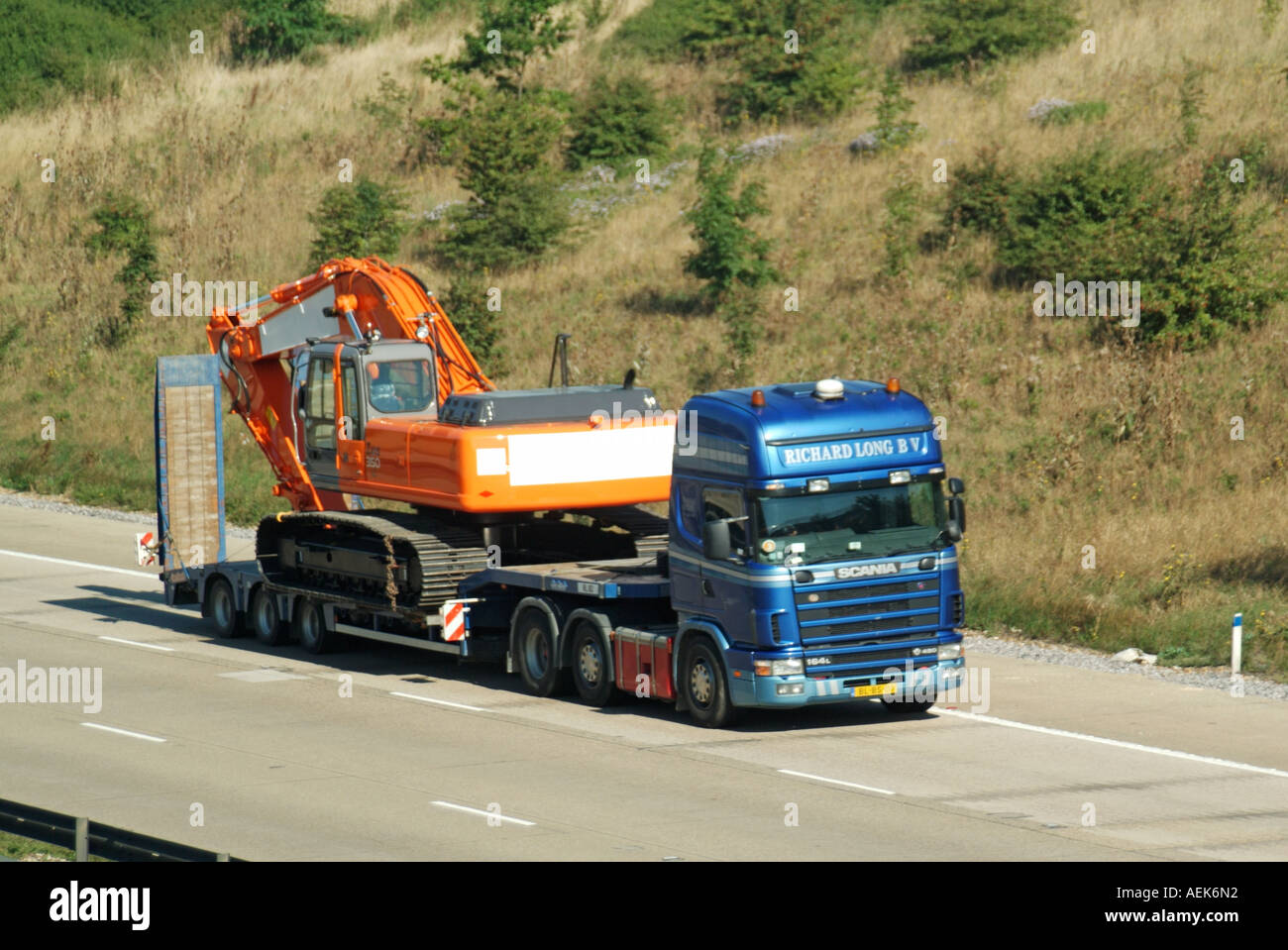 M25 motorway low loader lorry hi-res stock photography and images - Alamy