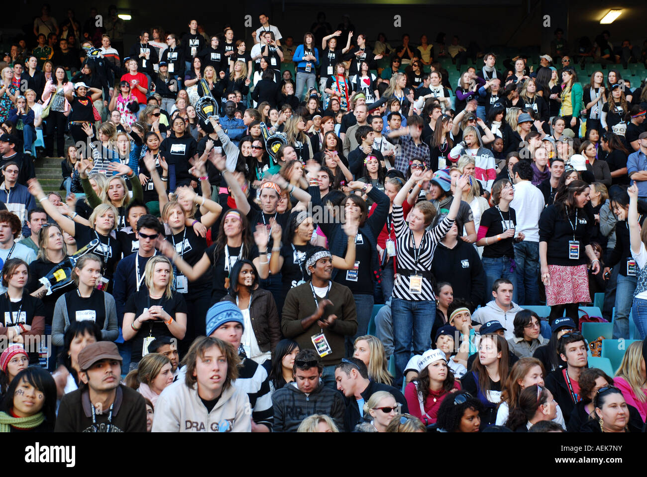 CROWD AT LIVE EARTH AUSSIE STADIUM SYDNEY AUSTRALIA Stock Photo - Alamy