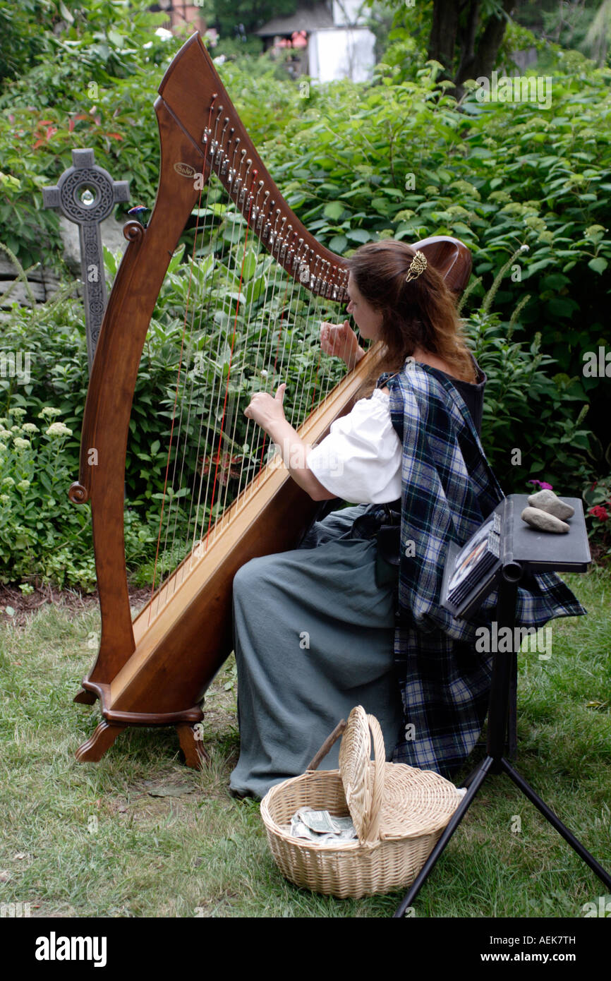 Lady playing the harp hi-res stock photography and images - Alamy