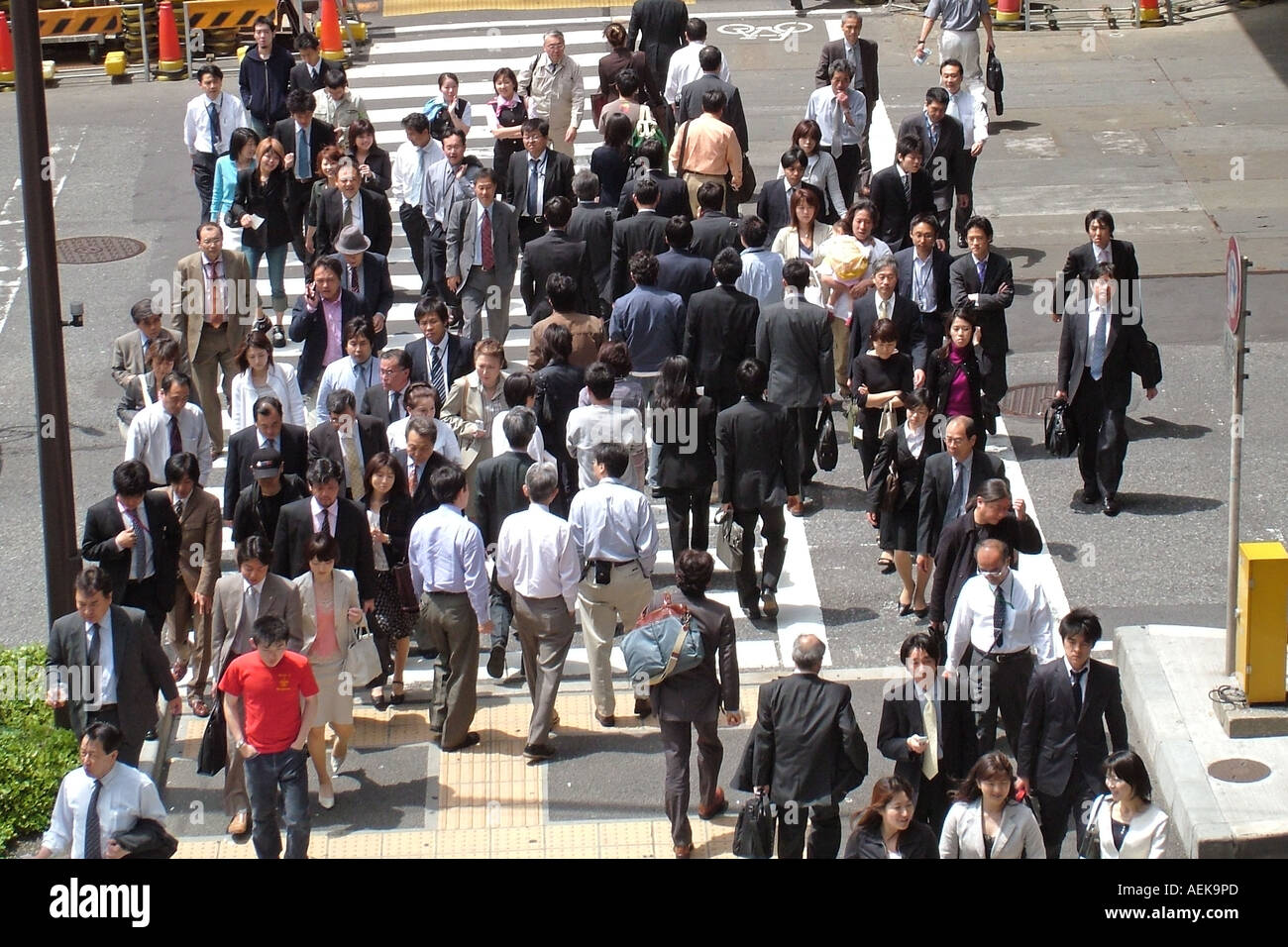 Japan moving sidewalk hi-res stock photography and images - Alamy