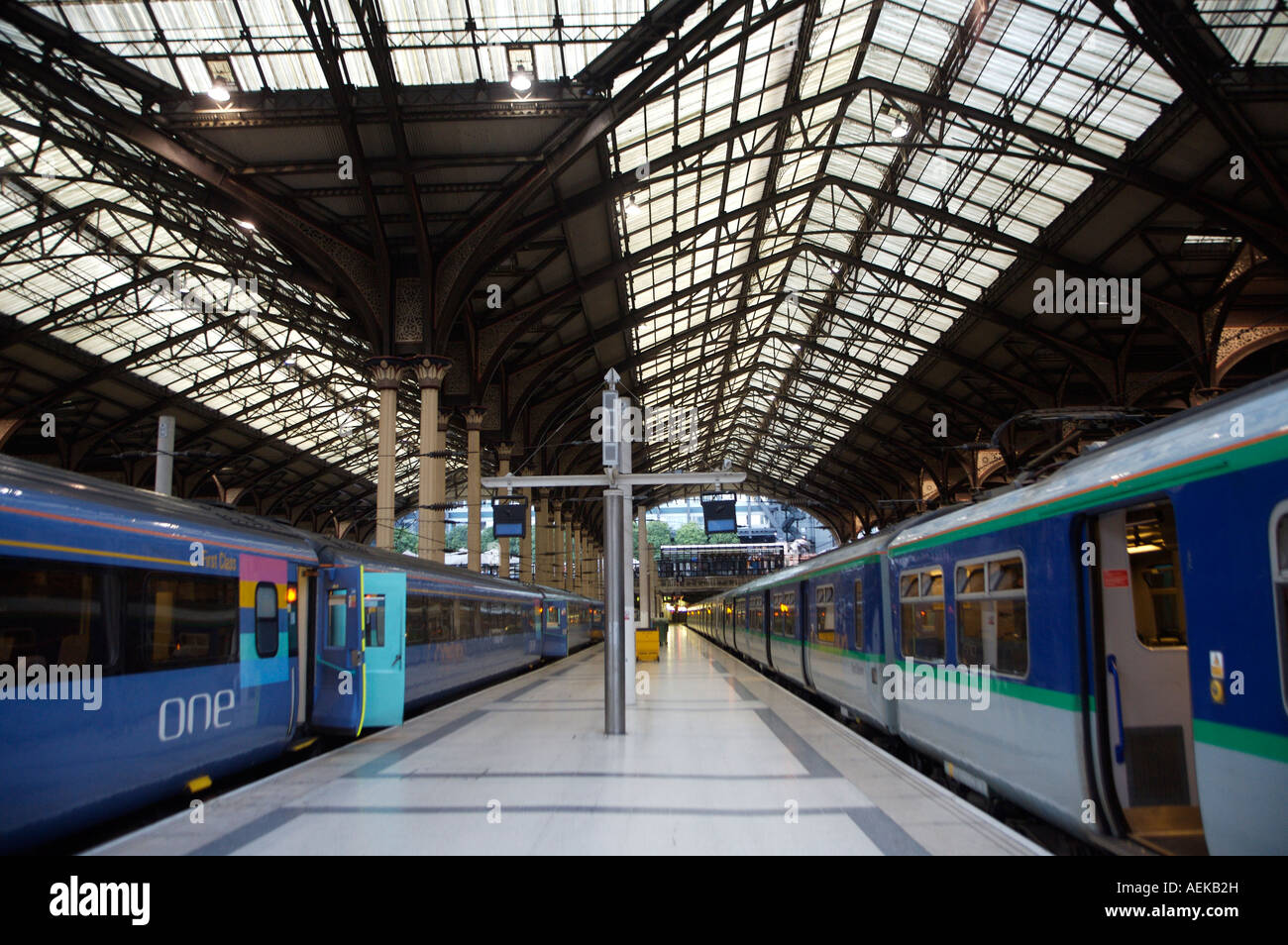 London liverpool street station platforms hi-res stock photography and ...