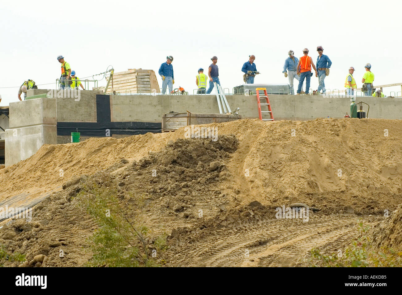Bridge construction workers hi-res stock photography and images - Alamy