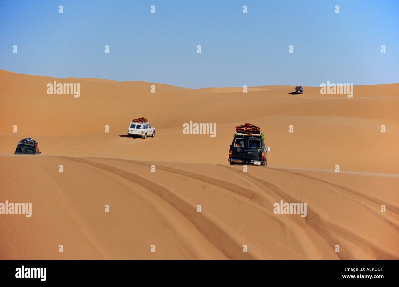 Libya ubari desert people 4x4 hi-res stock photography and images - Alamy