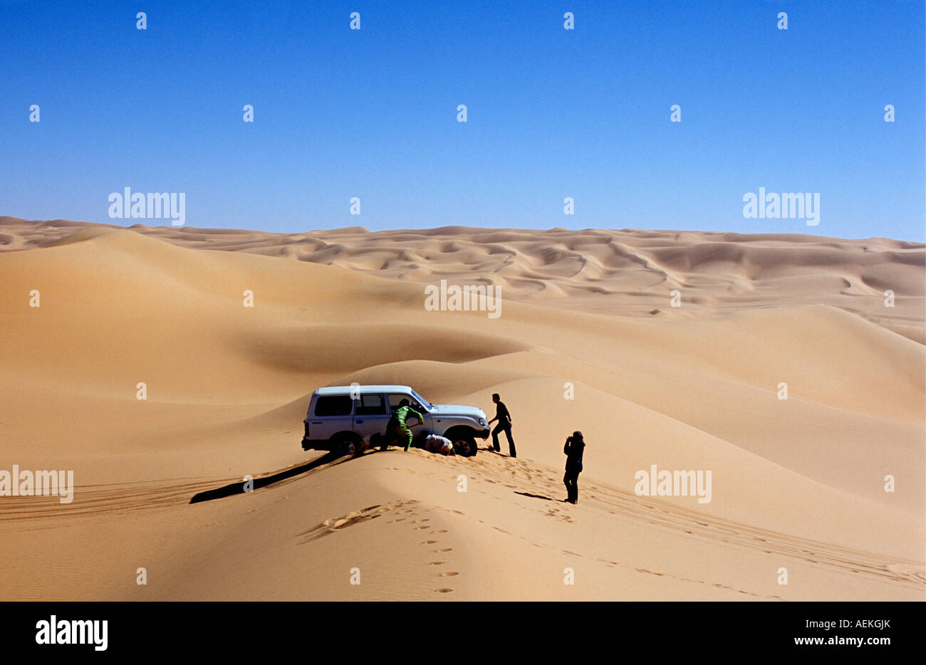 Libya ubari desert people 4x4 hi-res stock photography and images - Alamy