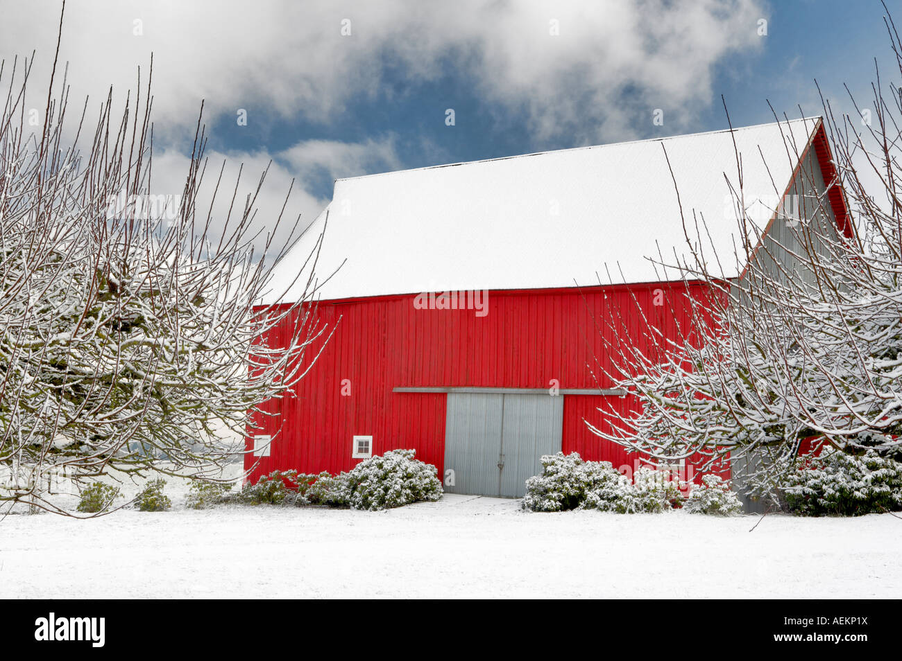 Red barn in snow hi-res stock photography and images - Alamy