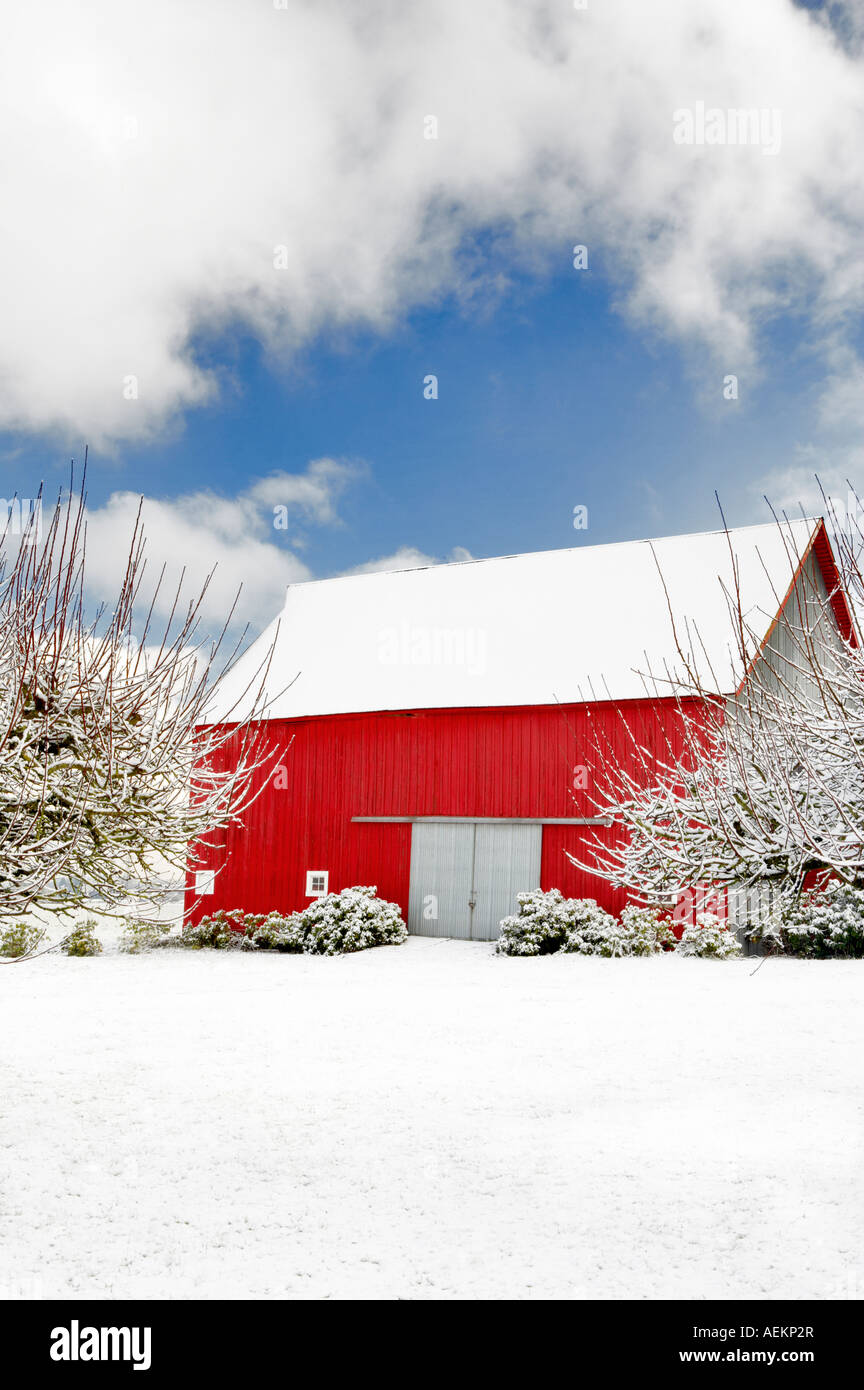 Frost covered barns hi-res stock photography and images - Alamy