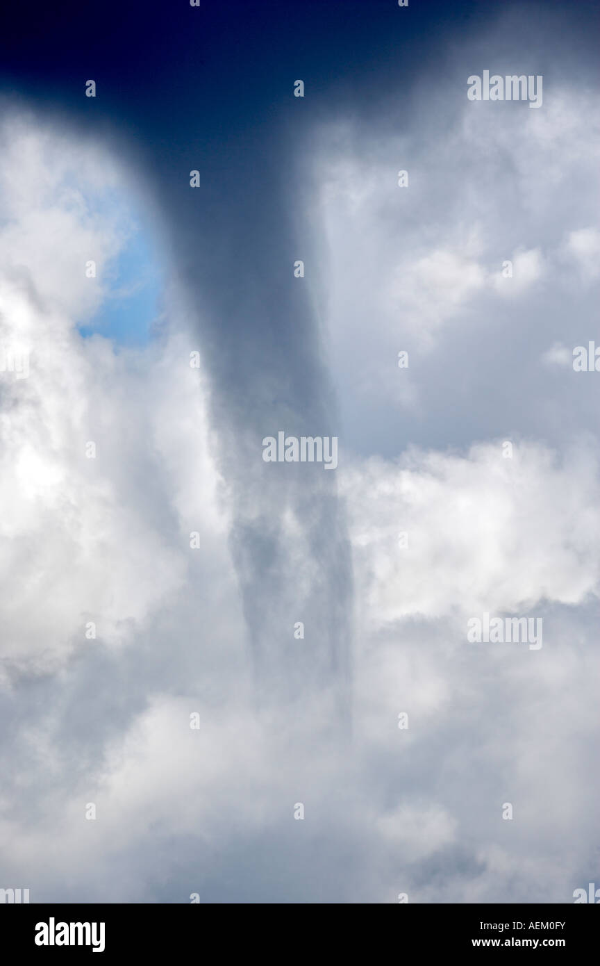 Tornado funnel cloud hi-res stock photography and images - Alamy