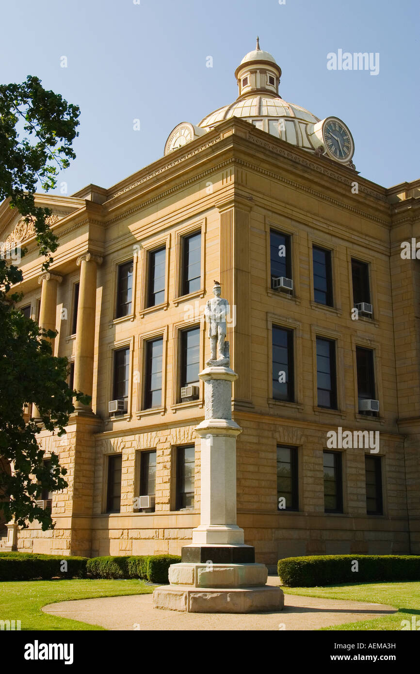 ILLINOIS Lincoln County courthouse building and statue in center of ...