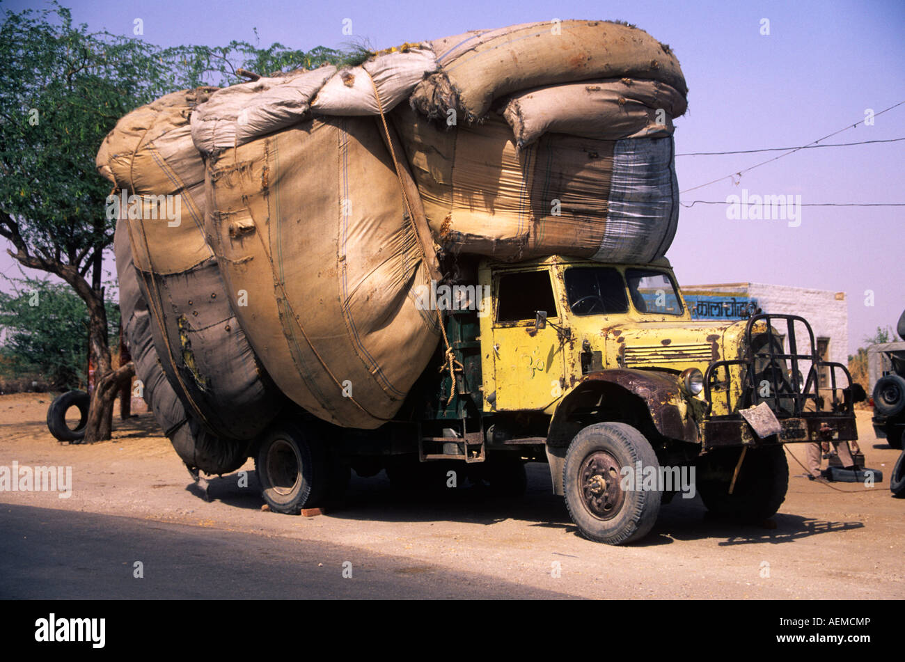 Overloaded lorry india hi-res stock photography and images - Alamy