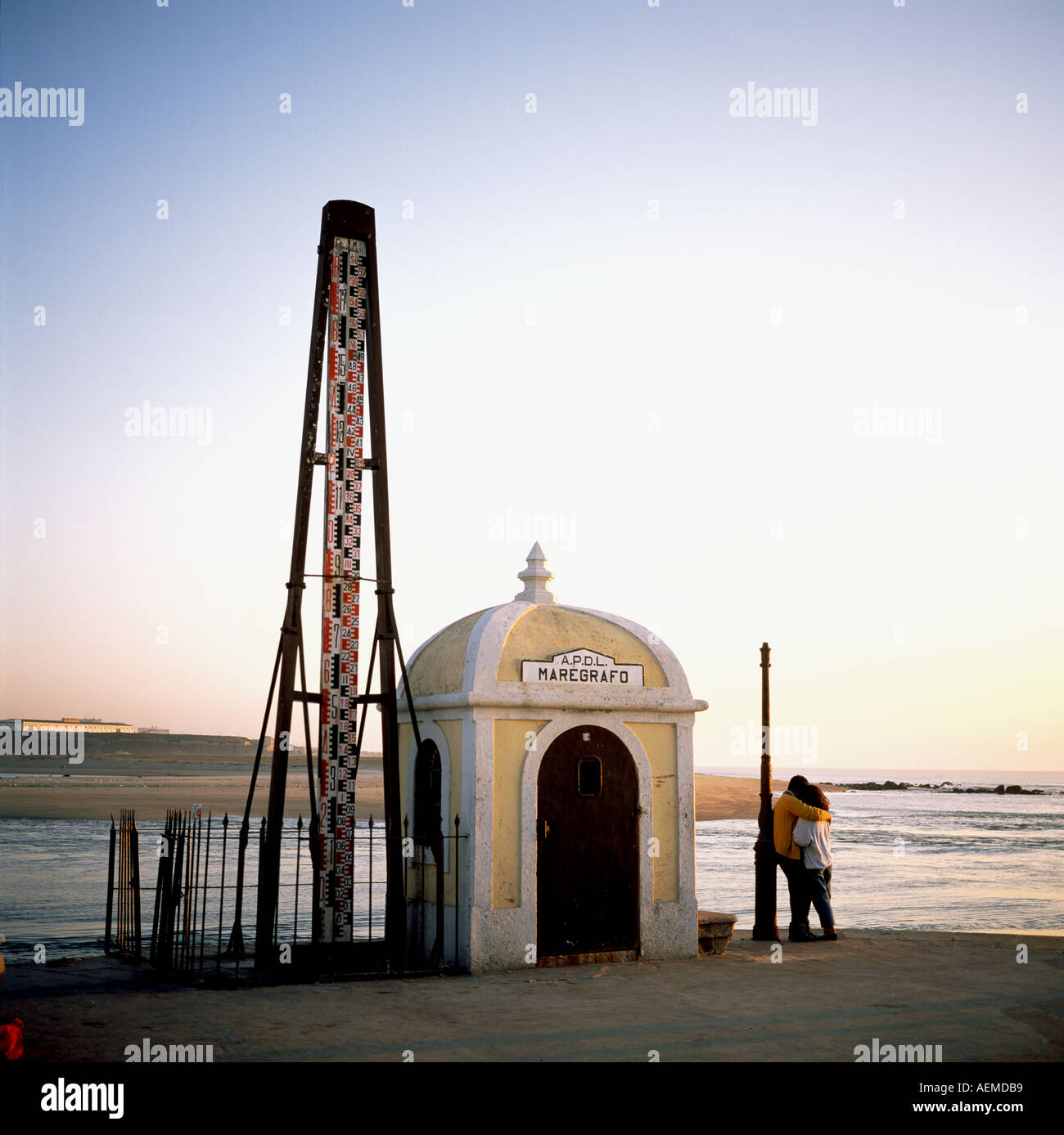 Maregrafo, tide gauge and couple hugging at sunset, river Douro estuary ...