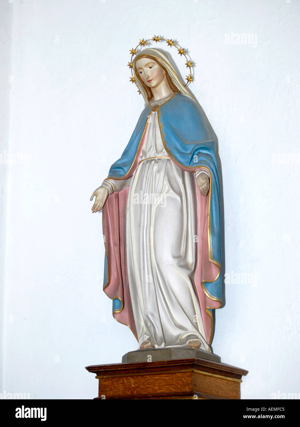 FIGURE OF VIRGIN MARY, SAINT MARYS CHURCH , HAPPISBURGH NORFOLK EAST ...