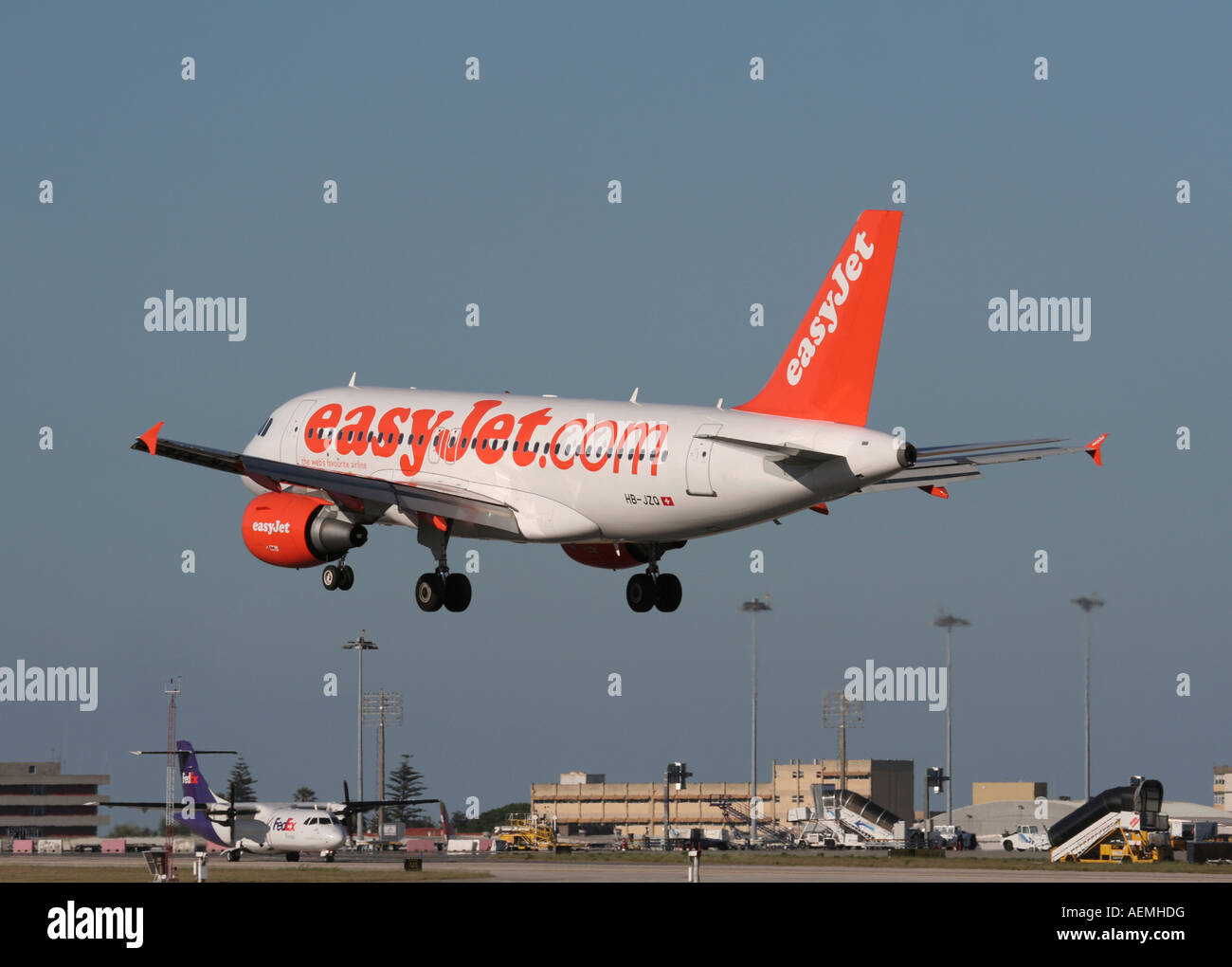 Easyjet airbus a319 arriving hi-res stock photography and images - Alamy