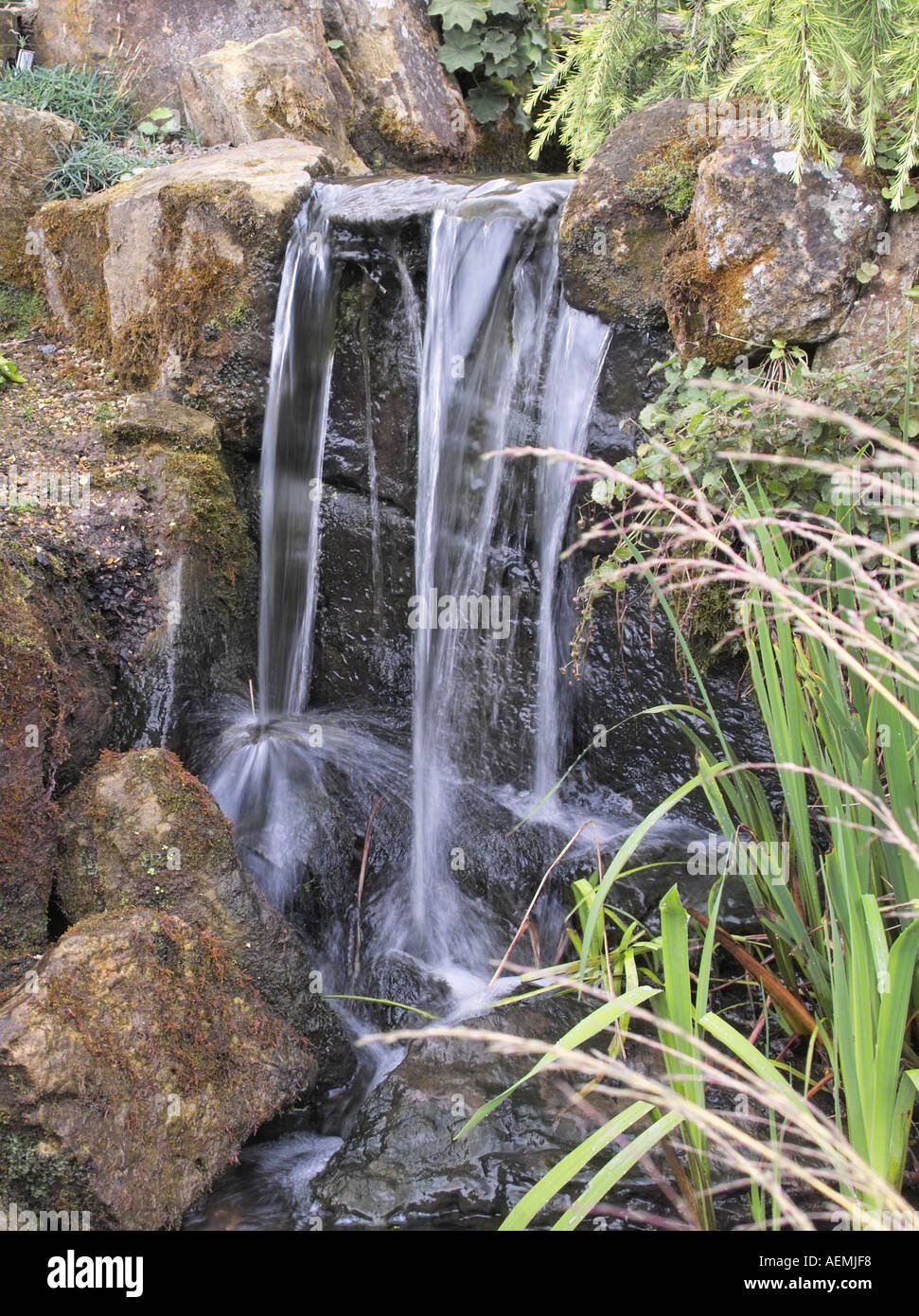 Water feature garden hi-res stock photography and images - Alamy