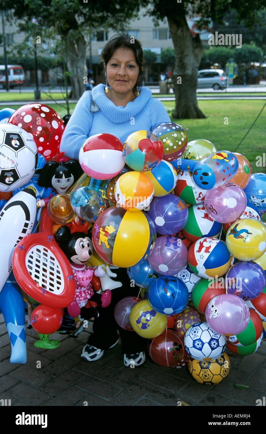 Lady selling balls and balloons, Parque Kennedy (Kennedy Park ...