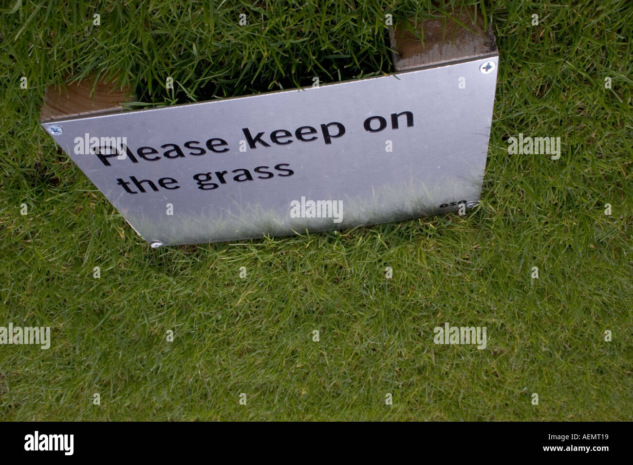 please keep on the grass sign Central London Stock Photo - Alamy