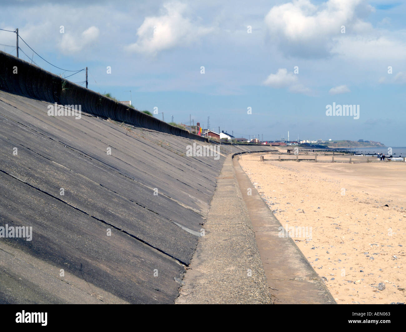 SEA WALL AND BEACH WALCOTT NORFOLK EAST ANGLIA ENGLAND UK Stock Photo ...