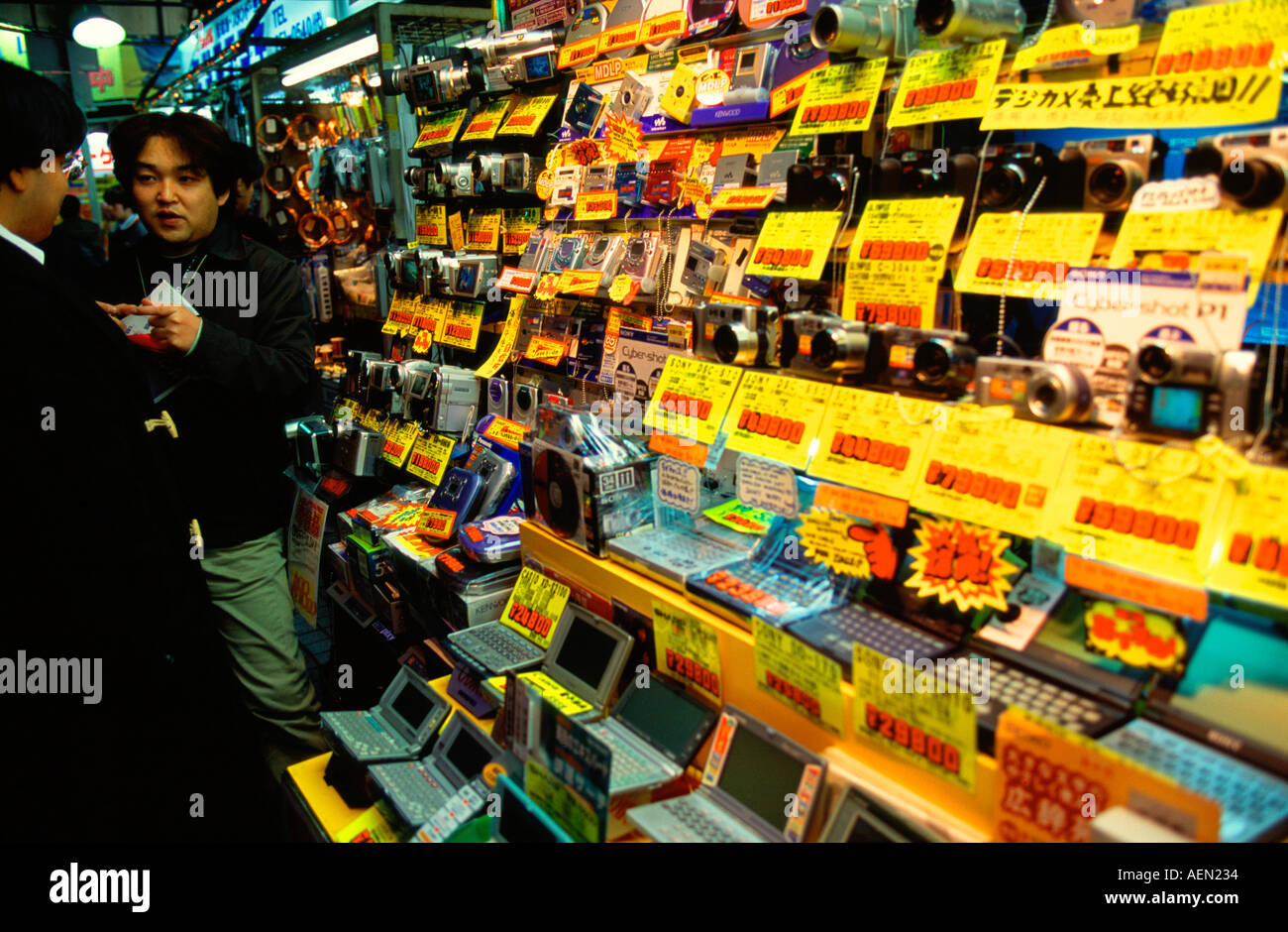 Gadgets shops tokyo hi-res stock photography and images - Alamy