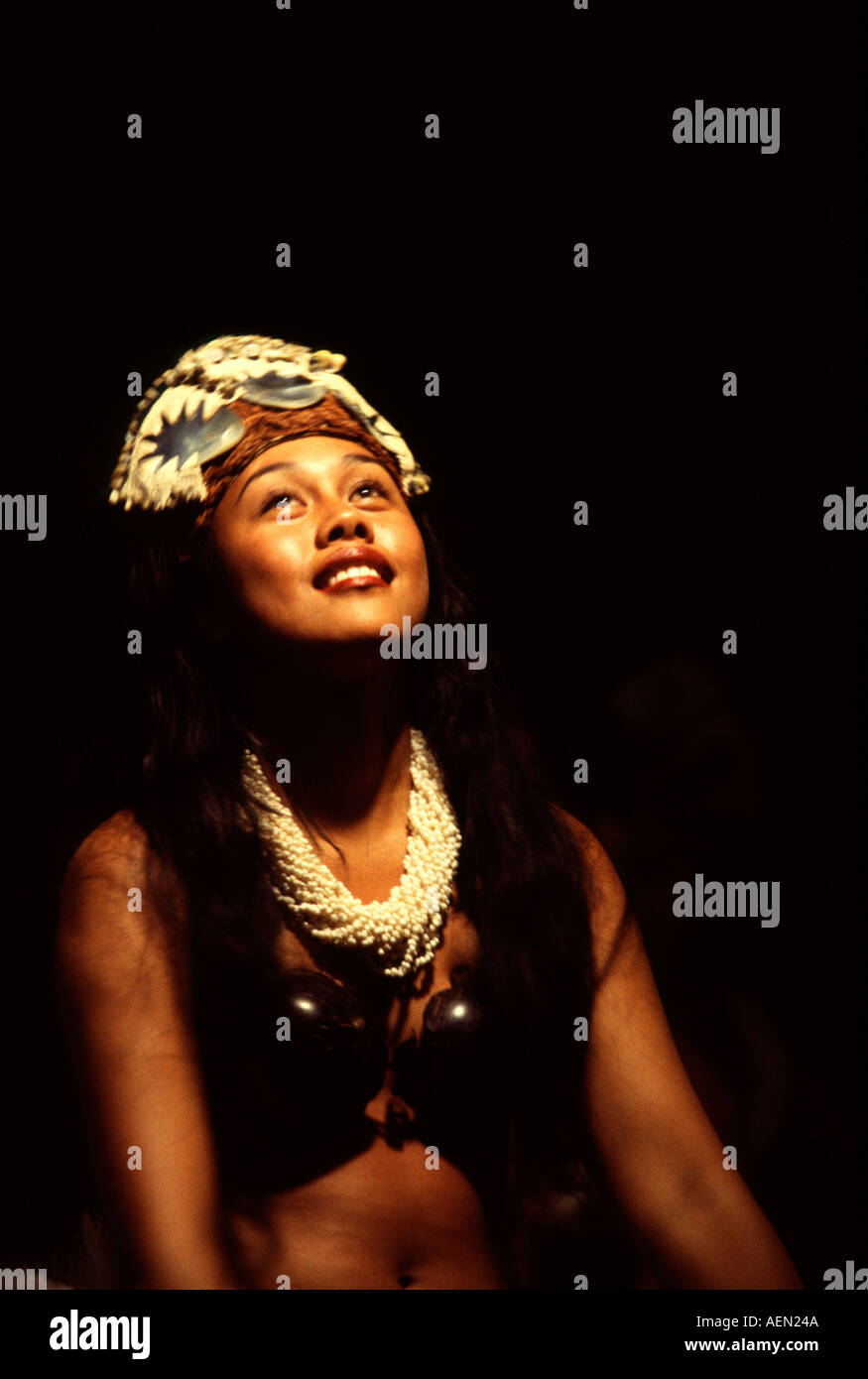 Traditional dancing cook islands hi-res stock photography and images ...