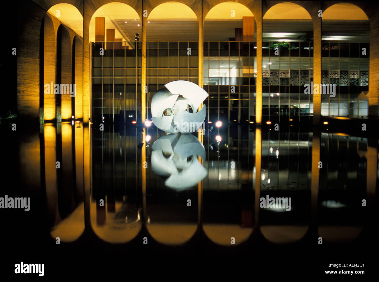Palacio Itamarati with the marble 'Meteor' sculpture by Bruno Giorgi ...