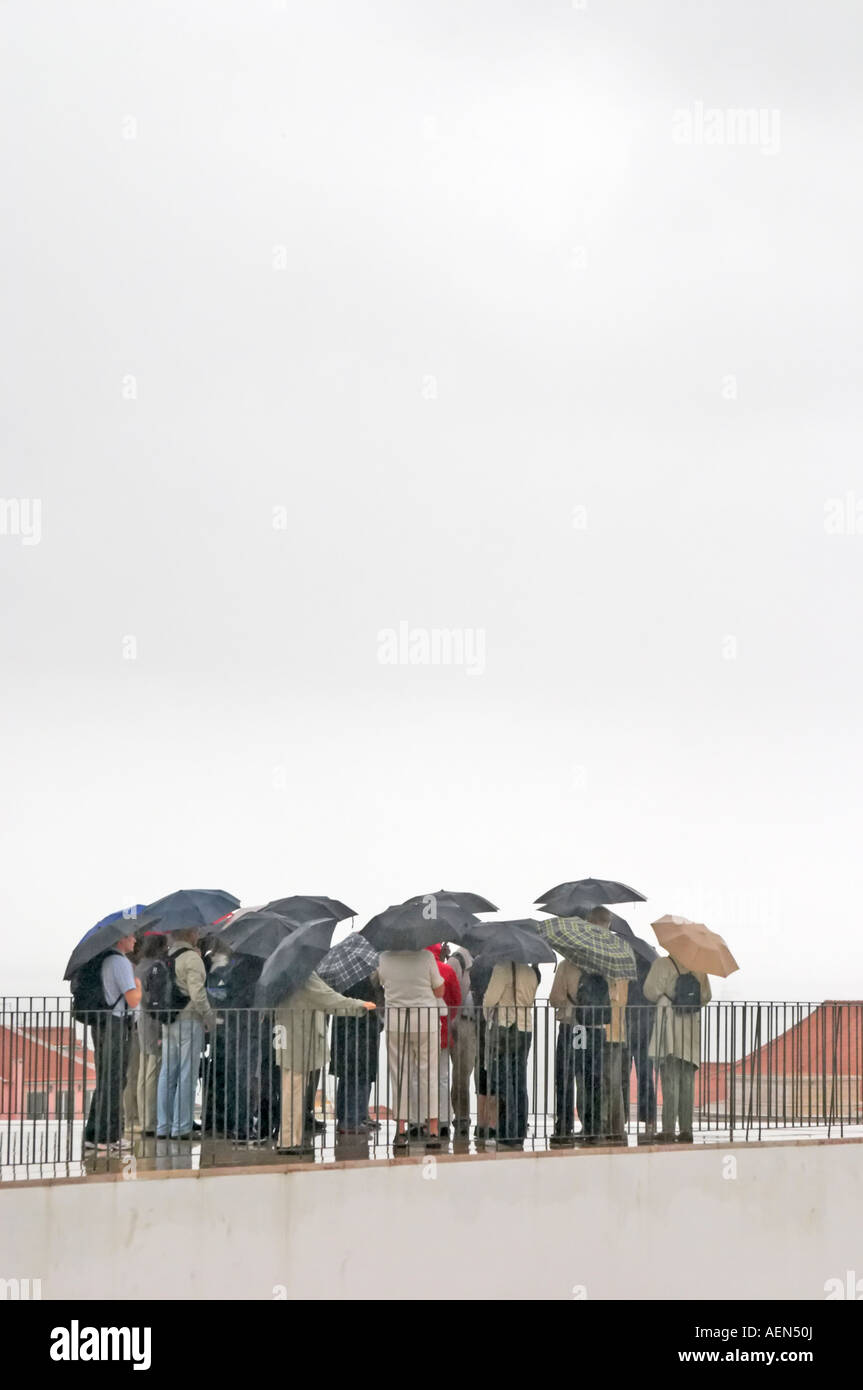 People huddling in rain hi-res stock photography and images - Alamy