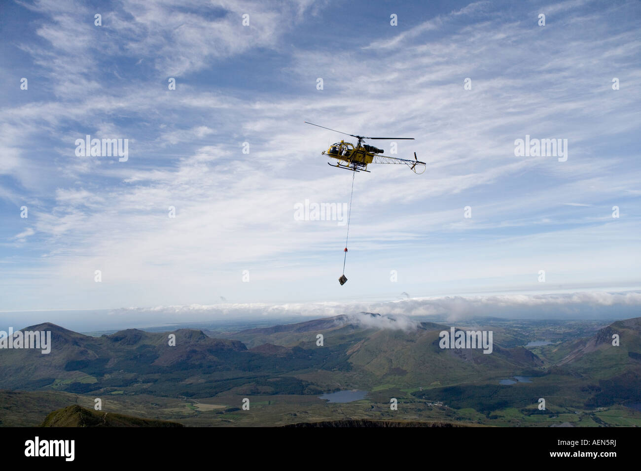 Helicopter flying material to build the new cafe on the top of Snowdon ...