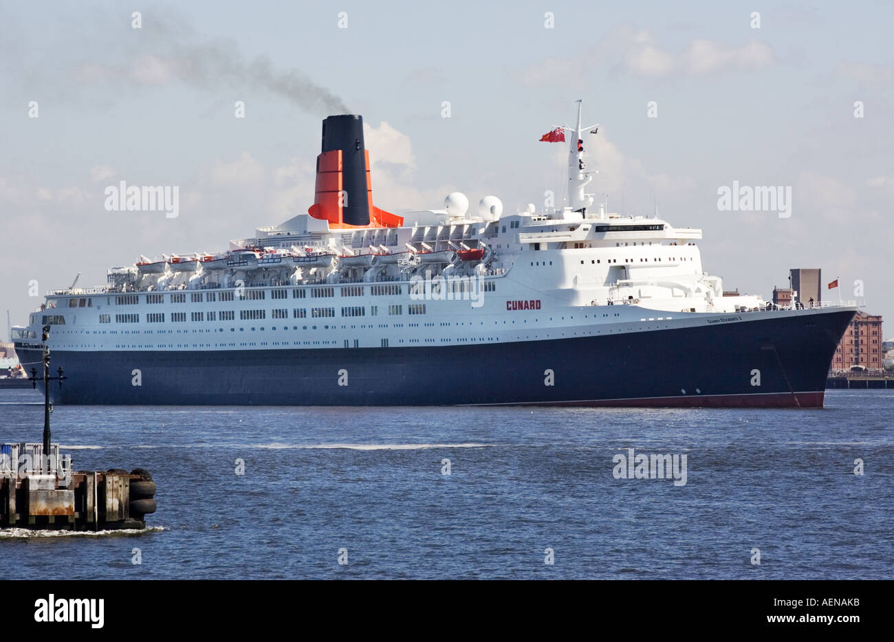 Qe2 ship hi-res stock photography and images - Alamy