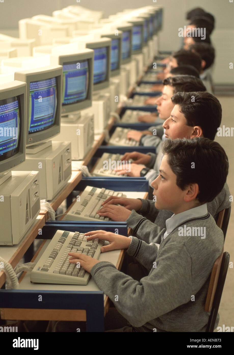 Arab boys classroom hi-res stock photography and images - Alamy