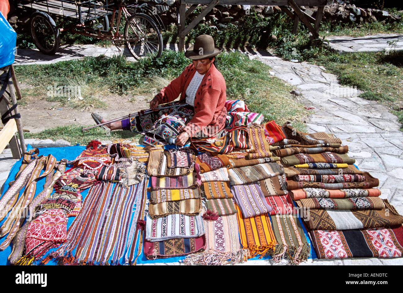 Woman vendor making craft hi-res stock photography and images - Alamy